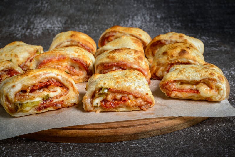 Mini Pizza Rollos En Tablero De Madera Imagen de archivo - Imagen de ...