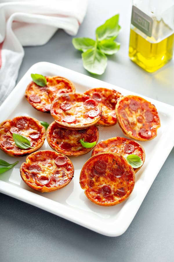 Mini pizzas de pepperoni imagem de stock. Imagem de calabresa - 141665653