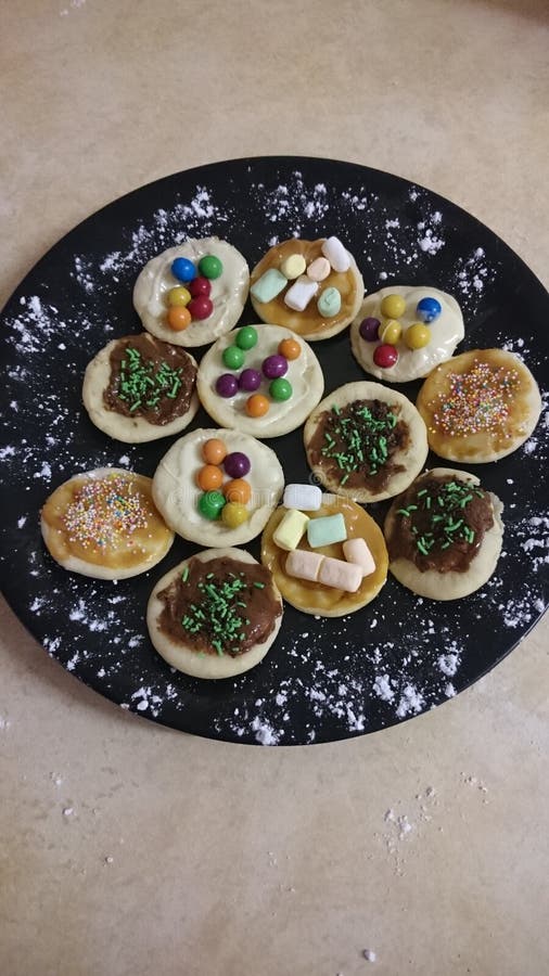 Mini pizzas doces foto de stock. Imagem de alimento, doce - 56093294