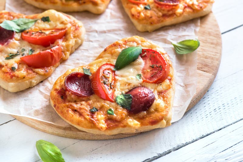 Mini Pizzas En Forma De Corazón Foto de archivo - Imagen de pizza ...