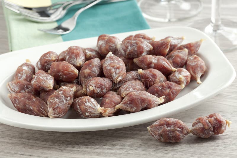 Mini saucissons secs photo stock. Image du tapas, assiette - 42782960