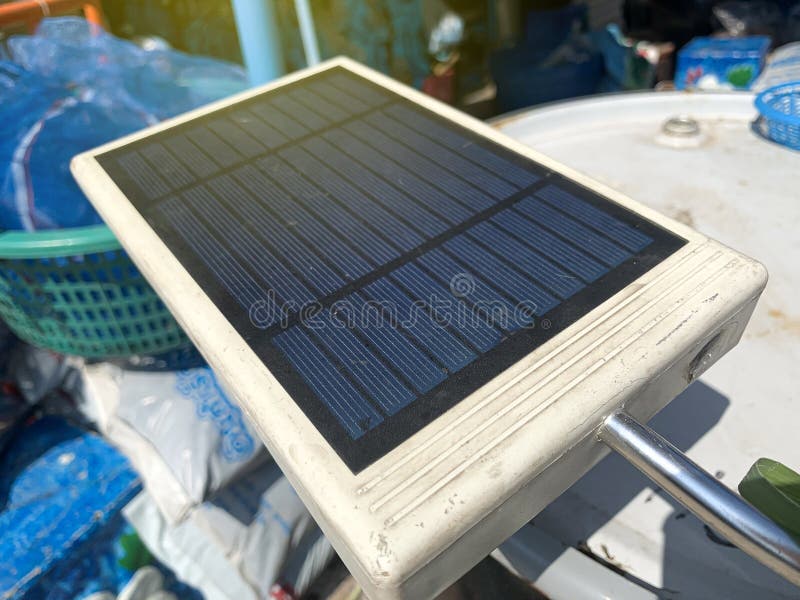Mini Solar Cell Charging from Sunlight, the Solar Cell Put it in the ...