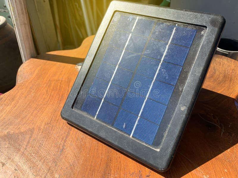 Mini Solar Cell Charging from Sunlight, the Solar Cell Put it in the ...