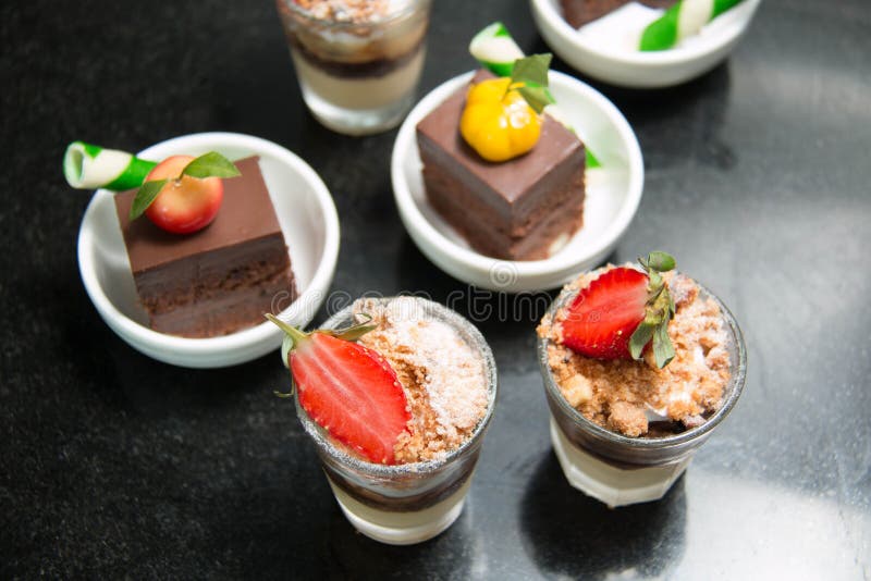 Mini Torta En La Tabla Para La Comida Fría Imagen de archivo - Imagen ...