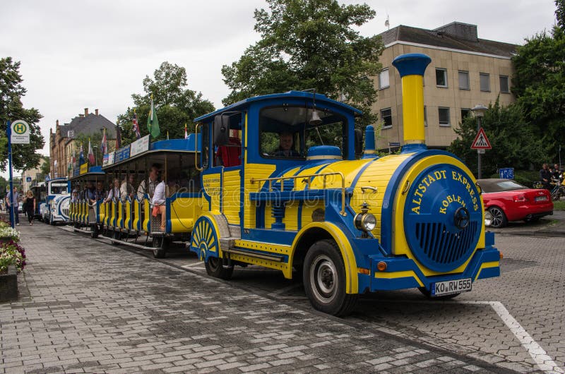 Mini-tren fotografía editorial. Imagen de esquina, europeo - 33016117
