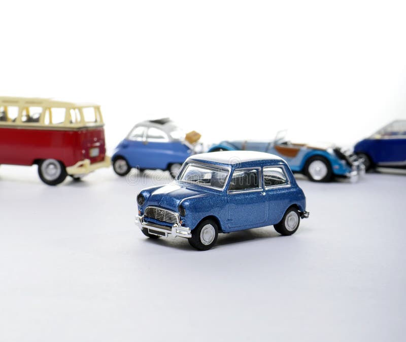 Miniatuur Auto Tegen Andere Auto's Stock Foto - Image of grappig ...