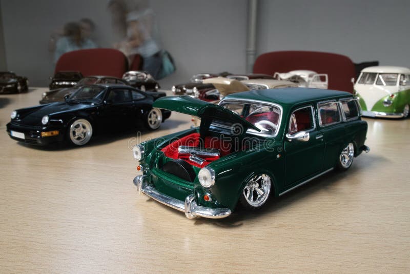 Miniatuurauto's Voor Verkoop in Een Showcase Redactionele Foto - Image ...