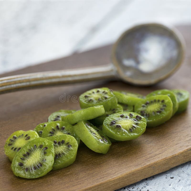 Kiwibeeren (Actinidia Arguta) Stockfoto - Bild von hintergrund, frisch ...