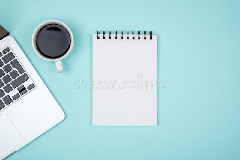 Minimaler Arbeitsplatz Mit Laptop Und Leerem Notizblock Stockfoto ...