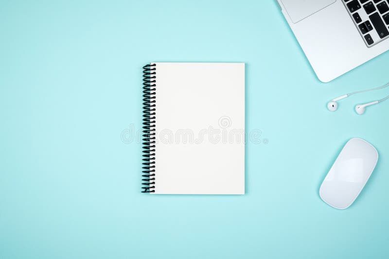 Minimaler Arbeitsplatz Mit Laptop Und Leerem Notizblock Stockfoto ...