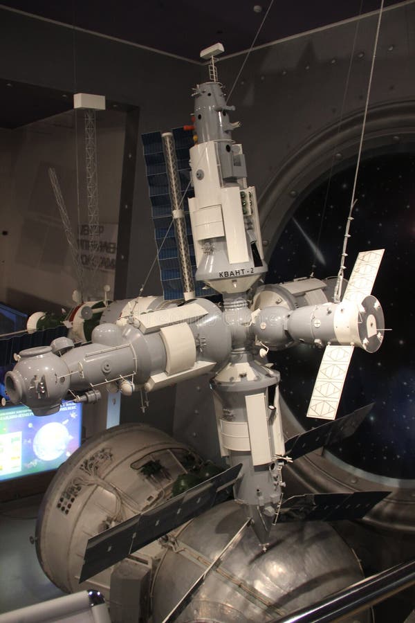 MIR orbitale de complexe photo éditorial. Image du course - 67052256