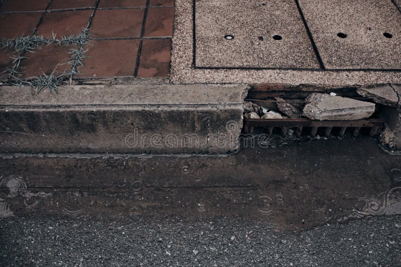 Mira el drenaje roto. foto de archivo. Imagen de historia - 187442770