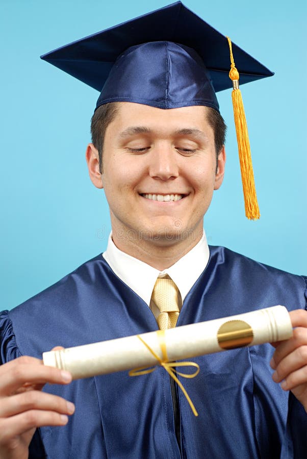 Un Graduado Del Hombre Joven Está Sonriendo En Graduados De La ...