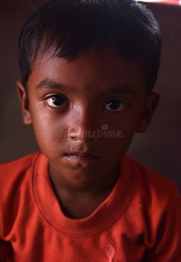 Mirada inocente fotografía editorial. Imagen de imagen - 104577107