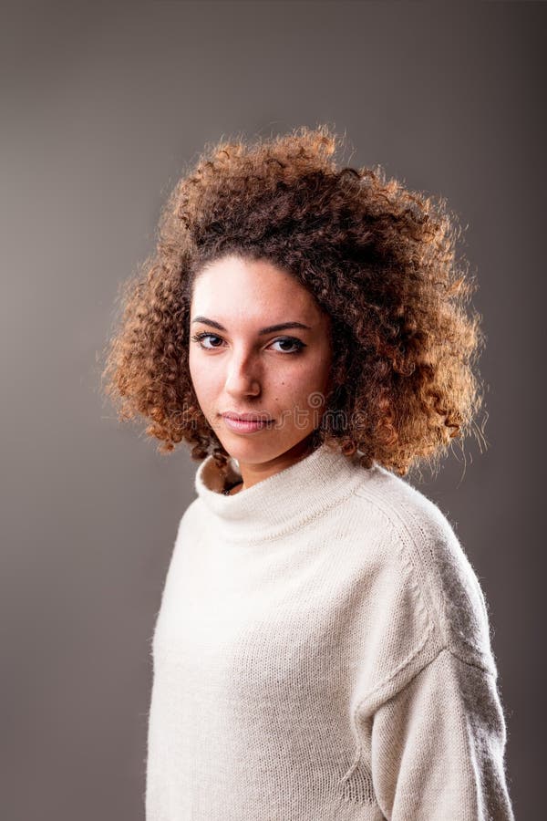 Mirada Intensa De Una Mujer Normal Foto de archivo - Imagen de mujer ...