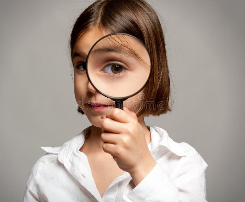 Mirada a través de la lupa foto de archivo. Imagen de mujer - 23820782