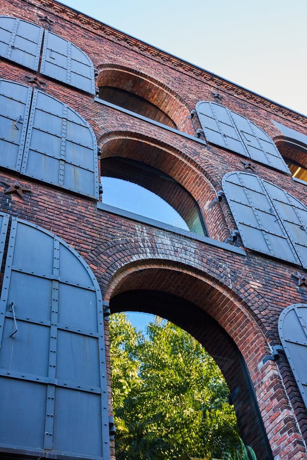 Mirando El Edificio De Ladrillos Con Arcos a Bosques Y Cubiertas De ...