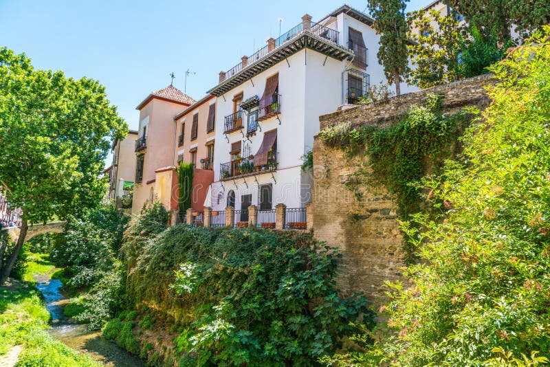 Del Darro Y Darro Río-Granada-España De Carrera Imagen de archivo ...