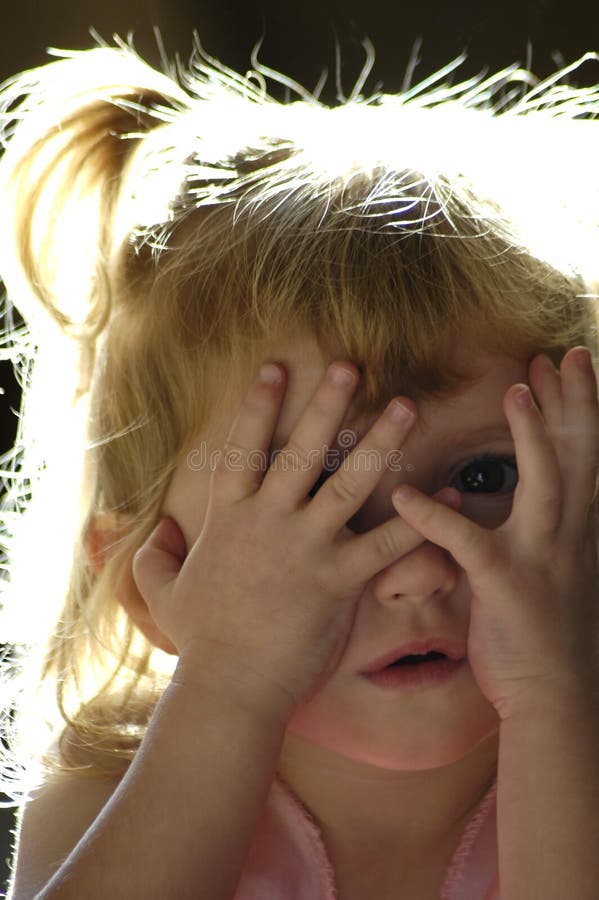 ¡Cucú! foto de archivo. Imagen de joven, pelo, ojos, ojeadas - 1549498