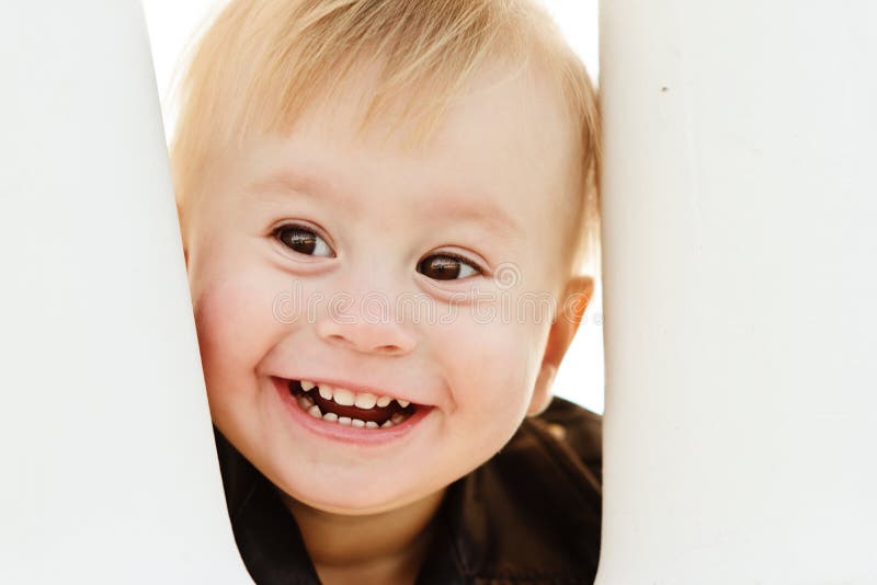 Mire a Escondidas Un Abucheo Imagen de archivo - Imagen de feliz ...