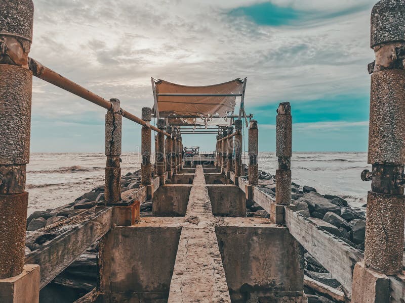 Miri beach love imagen de archivo. Imagen de puente - 205773387