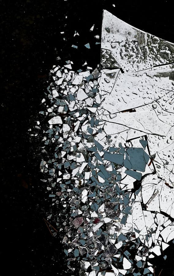 Miroir brisé image stock. Image du mauvais, humide, cassé - 46745211