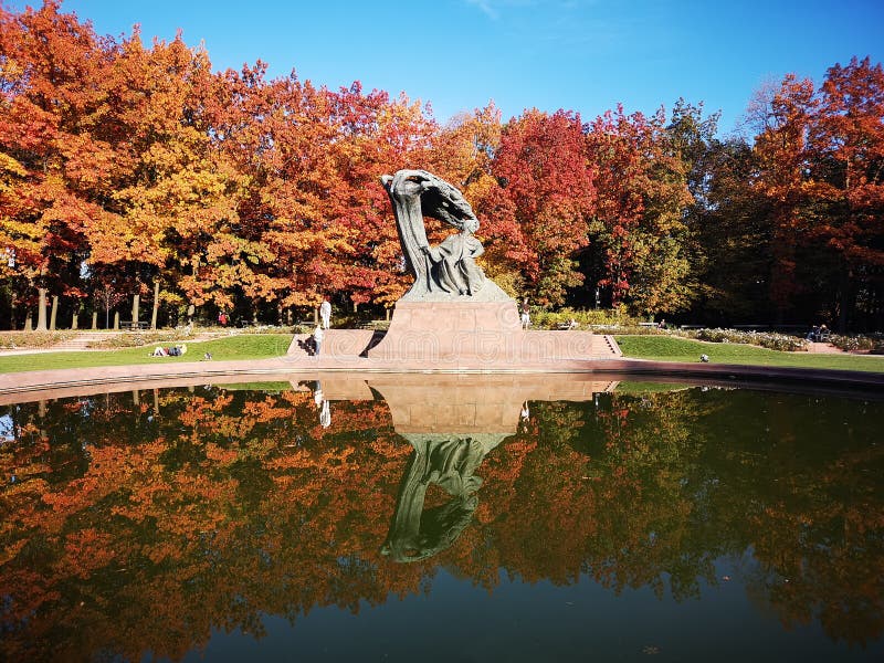 Mirror lake stock image. Image of reflecting, statue - 128974313
