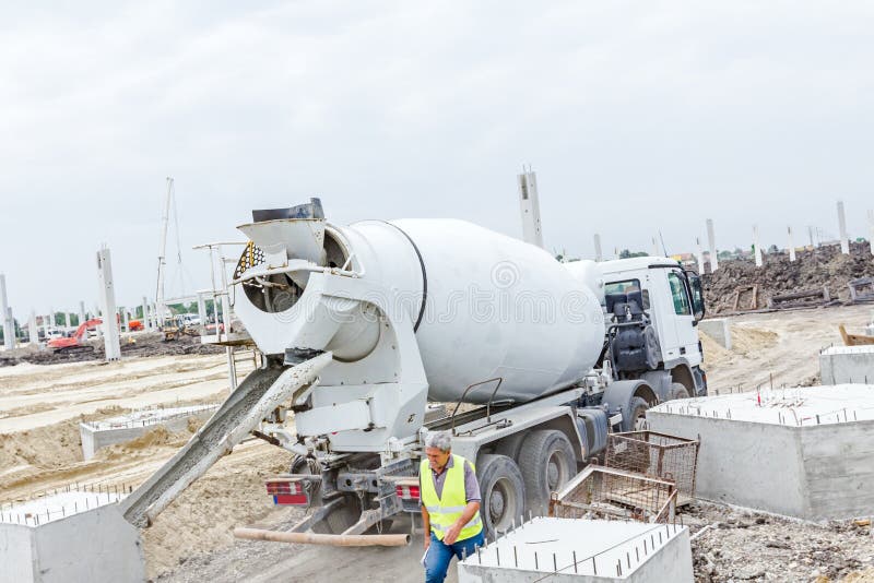 Auslaufender Zement Des Mischer-LKWs an Der Baustelle Redaktionelles ...