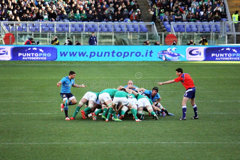 La mischia di rugby fotografia stock editoriale. Immagine di scrum ...