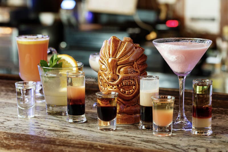 Mischung Von Cocktails Auf Der Bar Stockfoto - Bild von hintergrund ...