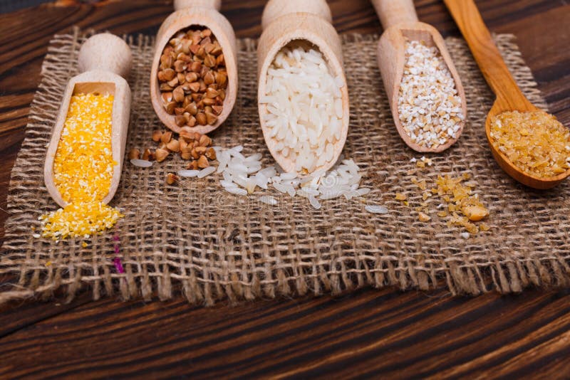 Miserables Y Una Cuchara Llenada De Los Cereales Front View Imagen de ...