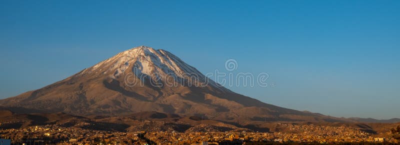 Misti Volcano Arequipa Peru. Foto de Stock - Imagem de céu, curso ...