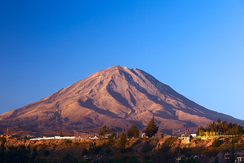 Misti Volcano En Arequipa, Perú Imagen de archivo - Imagen de ...