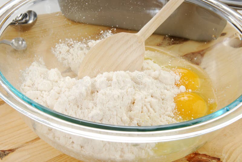 Mistura de bolo foto de stock. Imagem de farinha, madeira - 17339358