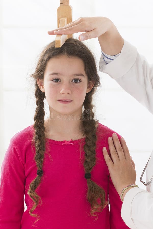 Misura Di Medico L'altezza Della Ragazza Fotografia Stock - Immagine di ...