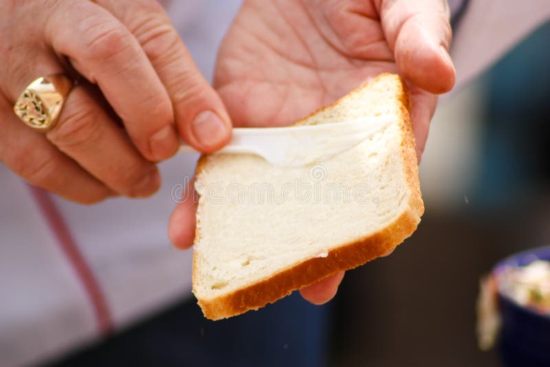 Mit Butter Bestreichen Einer Scheibe Brot Stockbild - Bild von messer ...