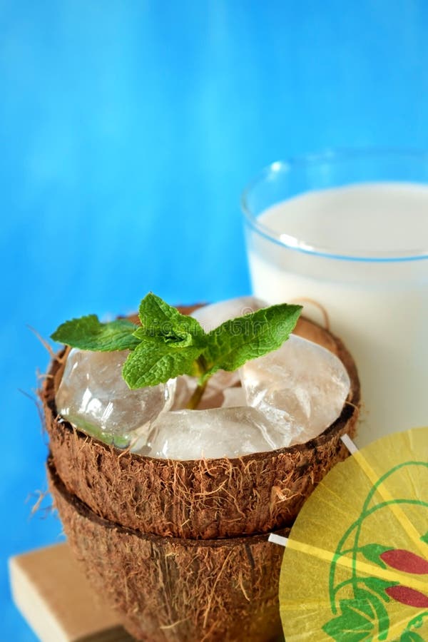 Mitades Del Coco Con Los Cubos De Hielo Foto de archivo - Imagen de ...