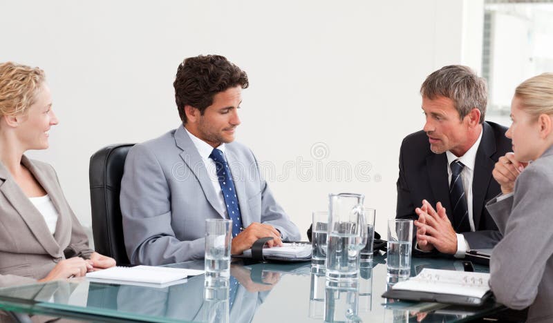 Mitarbeiter Während Einer Sitzung Stockfoto - Bild von ingenieure, büro ...
