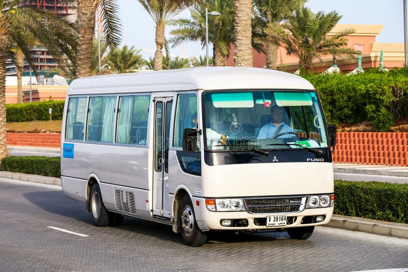 Mitsubishi Fuso Rosa fotografía editorial. Imagen de palma - 134847802