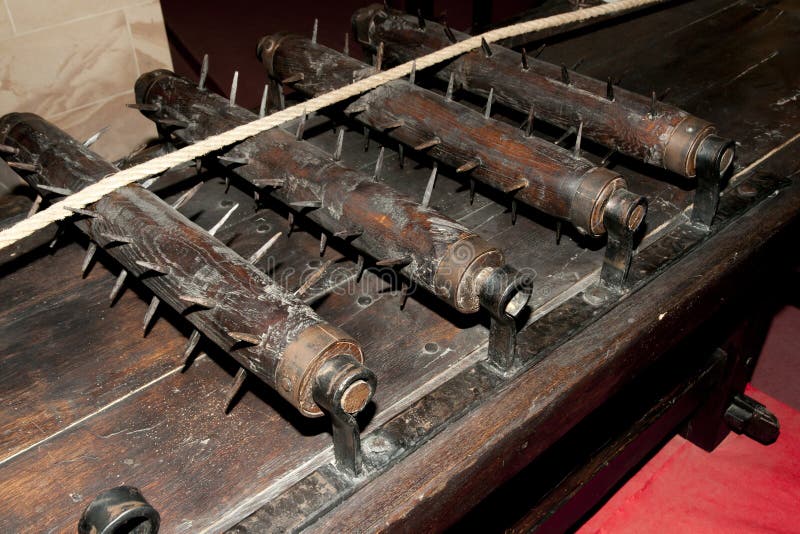 Mittelalterliche Folterungzahnstange Stockfoto - Bild von stuhl, dunkel ...