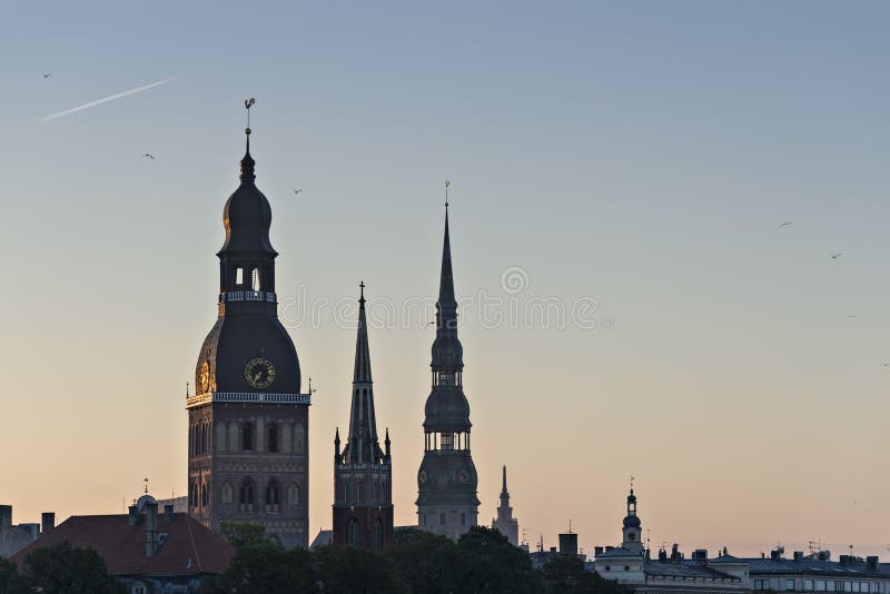 Mittelalterliche Kirchen in Altem Riga, Lettland, Europa Stockbild ...