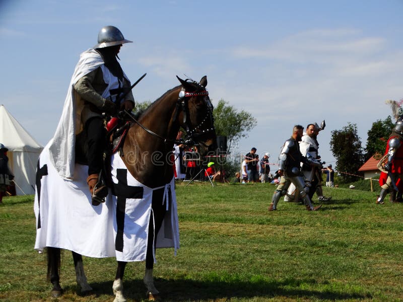 Zwei Mittelalterliche Ritterkämpfe Gegen Stürmischen Himmel Stockfoto ...