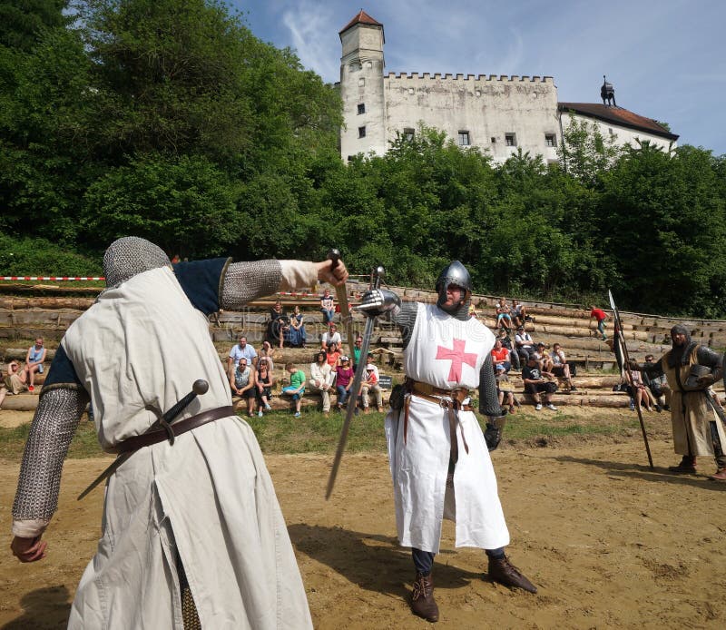 Mittelalterliche Ritter redaktionelles bild. Bild von spiele - 72305045