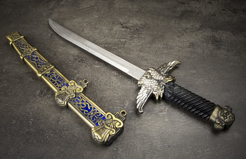 Mittelalterlicher Dolch stockbild. Bild von kupfer, hintergrund - 66530949