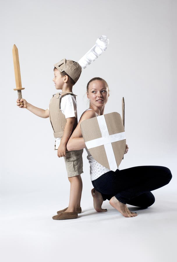 Mittelalterliches Ritterkind Mit Mutter Stockfoto - Bild von ritter ...