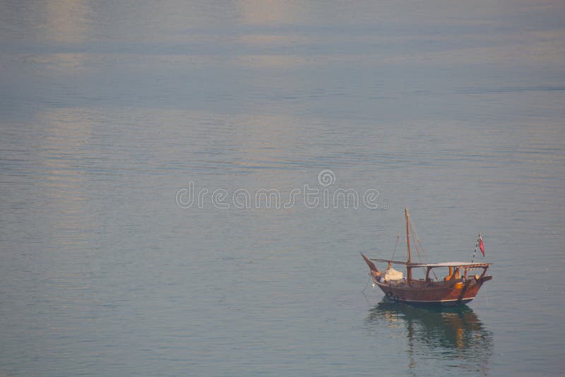 Mittlere Osten, Katar, Doha, Traditionelles Boot in Doha-Hafen ...