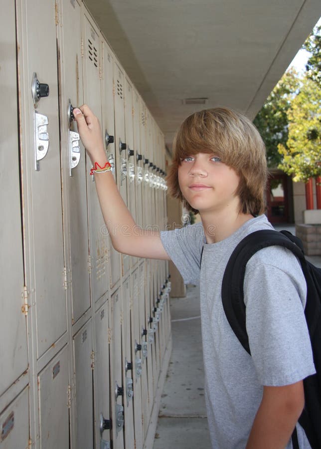 Mittlerer Schueler am Schließfach Stockbild - Bild von leute, jung ...