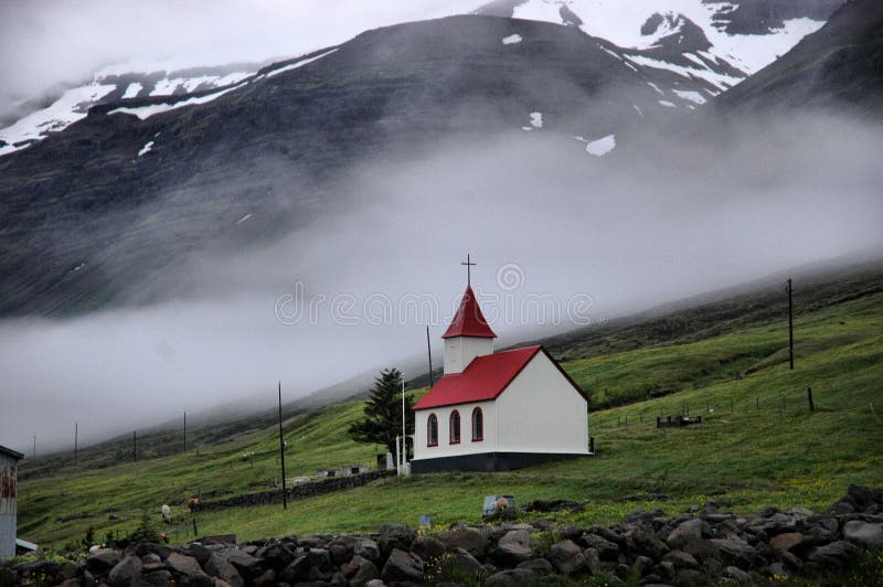 Maison De Gazon Pour L'elfe En Islande. Photo stock - Image du moussu ...