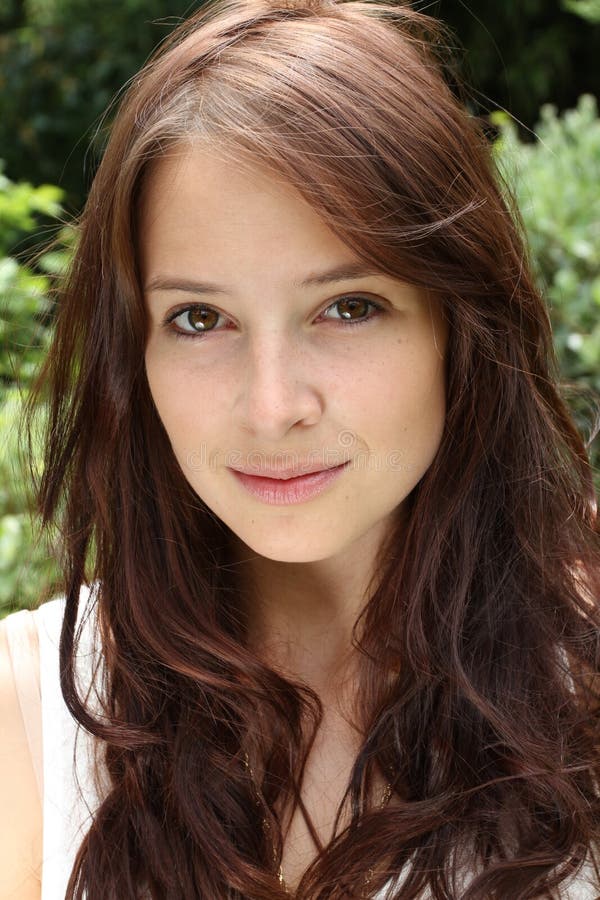 Moça bonita na luz natural imagem de stock. Imagem de atrativo - 32322631