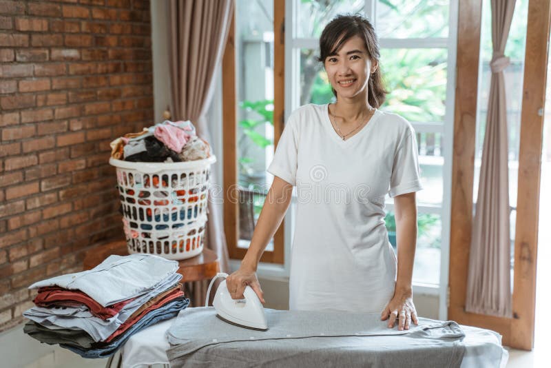 Roupa passando da mulher foto de stock. Imagem de pano - 30122740